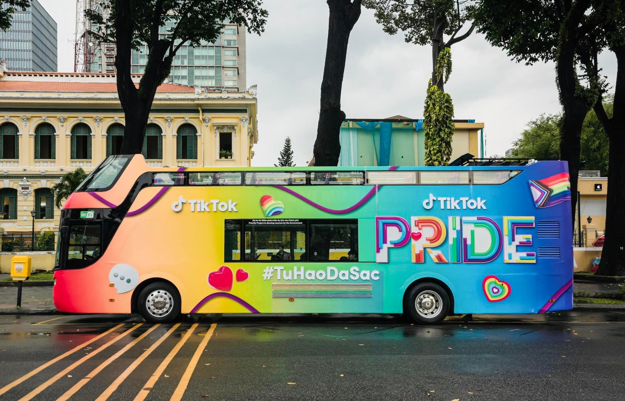 Roadshow xe buýt hai tầng đa sắc màu của Tiktok nhân dịp Tháng Tự hào 2022